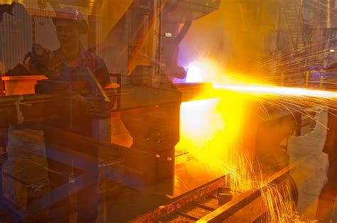 엔지니어와 작업자는 로봇 금속 가공 기계의 작업을 제어 합니다 강철에 대한 스톡 사진 및 기타 이미지 강철 건설 산업 공장 산업 건물 Istock