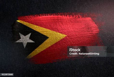 금속 브러쉬 그런 지 어두운 벽에 페인트의 동티모르 플래그 0명에 대한 스톡 사진 및 기타 이미지 0명 검은색 국기 Istock
