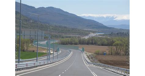 Паднали камъни ограничават движението по пътя Мездра Ботевград