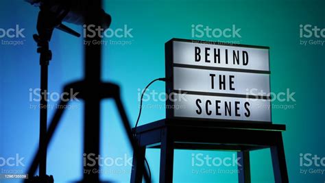 시네마 라이트 박스 라이트박스의 비하인드 스토리보드 텍스트 배경에 멀티 컬러 Led 삼각대에 실호엣 플래시 스누트 후드 비디오 제작 스튜디오 장면 뒤에 라이트 박스 0명에