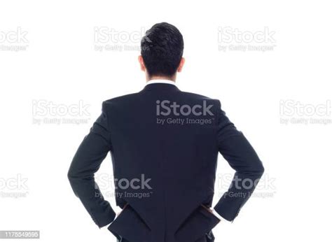 리어 뷰 1인 허리 까지 2029세 성인 잘생긴 민족 중국 민족 동아시아 민족 남성 젊은 남자 사업가 엉덩이에 손으로 양복을 입고 흰색 배경 앞에 서 있는 사업가 20 29