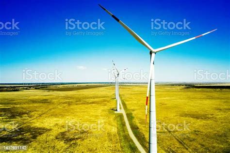드론에서 쏘는 푸른 하늘을 배경으로 대초원의 풍력 발전소 0명에 대한 스톡 사진 및 기타 이미지 0명 개발 공학 Istock