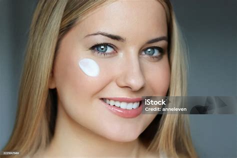 천연 스킨케어 선탠 Spf 자외선 차단제 선탠 로션 및 화장품 파란 눈과 맑은 피부를 가진 웃는 금발 여성 뺨에 흰색 보습제 바르기 화장품 및 뷰티 케어 30 39세에 대한