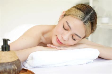 스파 뷰티 마사지 건강한 웰빙 스파 타이 테라피 트리트먼트 아로마 테라피 바디 여성을 위해 스파 살롱에서 마사지를 즐기고 휴식을 취하는 젊은 여성 라이프스타일과 화장품 건강