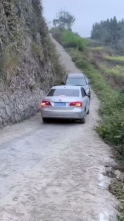 두 차가 막다른 길에서 마주칠 때 운전자는 어떻게 할까요 Youtube