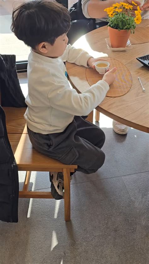 이한영茶문화원 백운차실 이한영茶문화원백운차실 내일 2월 28일 금요일 단 하루 이한영차문화원의 월산떡차가 제 53회 강진 청자축제에 선보여집니다 차와