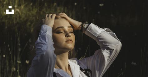 푸른 잔디밭에 서 있는 파란색과 흰색 드레스 셔츠를 입은 여자 사진 Unsplash의 무료 검정 이미지