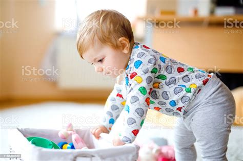 집이나 보육원에서 교육 장난감을 가지고 노는 화려한 귀여운 아름다운 어린 소녀 기와 서 서 행복 한 건강 한 아이 학습 개발에 대한 스톡 사진 및 기타 이미지 Istock