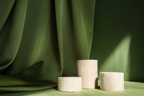 기하학적 형태의 추상적 최소 장면입니다 녹색 배경에 실린더 연단 추상적 배경입니다 장면은 화장품 포드 루드를 보여줍니다 쇼케이스 디스플레이 케이스 3d 렌더 무대에 대한