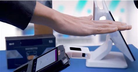 카드 대신 손 주세요”佛 까르푸 손바닥 결제 시범 도입