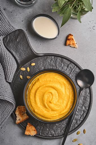 세이지 잎과 검은 접시 또는 그릇에 고추와 크림 실크 질감호박 전통 수프 오래된 회색 배경 공간을 복사합니다 모의 상단 보기 플랫 레이 0명에 대한 스톡 사진 및 기타