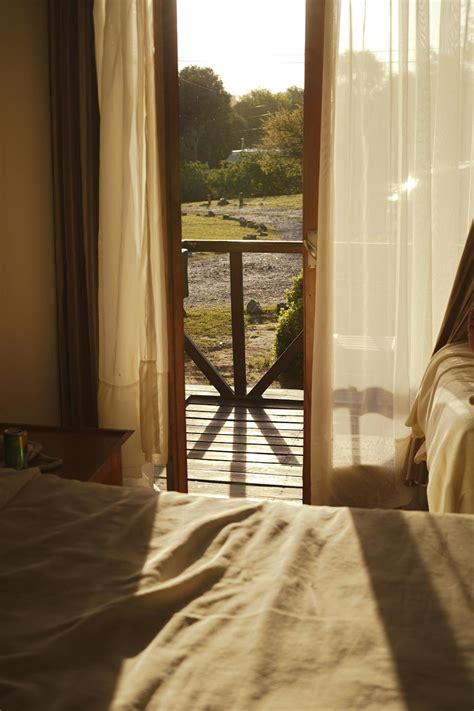 가구 가벼운 가을 숲 가족 건축 더블 럭셔리 밝은 해 방 새벽 실내 아름다운 석양 여행 인테리어 디자인 일몰 집 창문 침대 침실 커튼 통