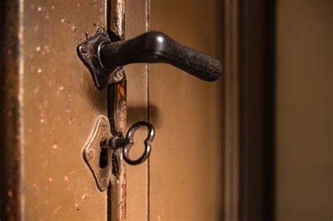 금속 문 손잡이와 열쇠 구멍에서 튀어나와 키 골동품 나무 문 0명에 대한 스톡 사진 및 기타 이미지 0명 강철 게이트 Istock