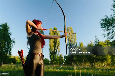 그녀의 활과 화살과 목표물을 촬영 하는 여성 생강 머리 아처 집중력 목표 성공 개념 양궁에 대한 스톡 사진 및 기타 이미지 양궁 여자 한 명의 여자만 Istock