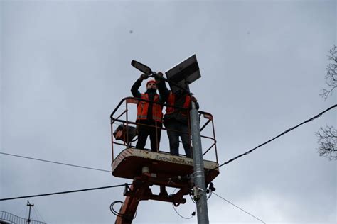 У Харкові відновлюють світло на пішохідних переходах — фото