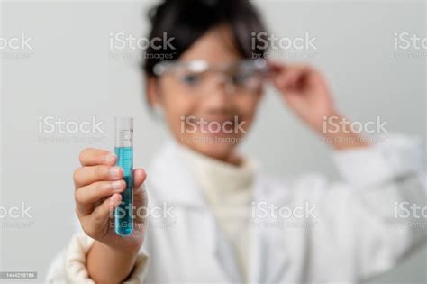 교육 과학 화학 및 어린이 개념 학교 실험실에서 실험을 만드는 시험관을 가진 어린이 또는 학생 12 13세에 대한 스톡 사진 및