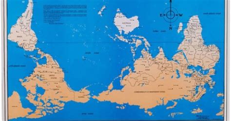 거꾸로 된 세계지도 대우주 속 지구는 위아래 구분no