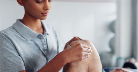 깊은 조직 압력 긴장 및 건강 관리를 위해 클리닉에서 사람들과 함께 마사지 물리 치료 및 무릎 통증 지원 도움 및 치유를 위해 여성과 남성과 함께 의료 재활 및 근육 20