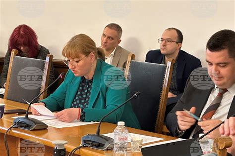 Правната комисия прие на второ четене промени в Закона за администрацията във връзка с