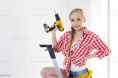 가정에서 직장에 대 한 몇 가지 전원 도구를 사용 하 여 여자 겨냥에 대한 스톡 사진 및 기타 이미지 겨냥 드릴 사람들 Istock