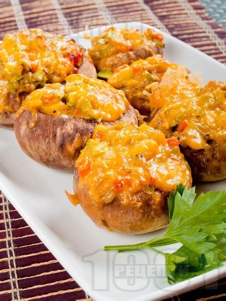 Пълнени гъби печурки с тиквички сирене чедър печени чушки и масло запечени на фурна