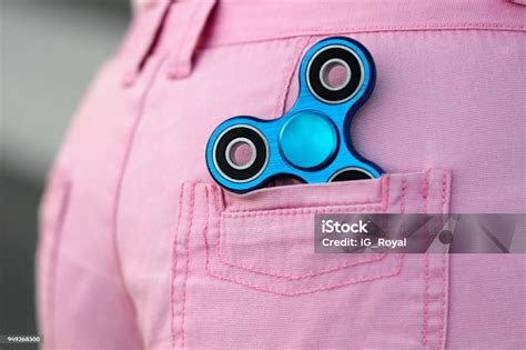 핑크 청바지 반바지 스트레스와 휴식 안티 불안 구제 장난감의 뒷 주머니에서 파란 금속 인기 피 젯 스피너 Fidgets 강철에 대한 스톡 사진 및 기타 이미지 Istock
