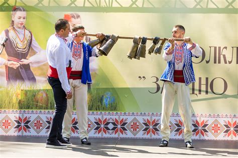 Със звън на чанове кметът Кирил Стоев откри Гергьовден в Радомир три агнета станаха курбан за
