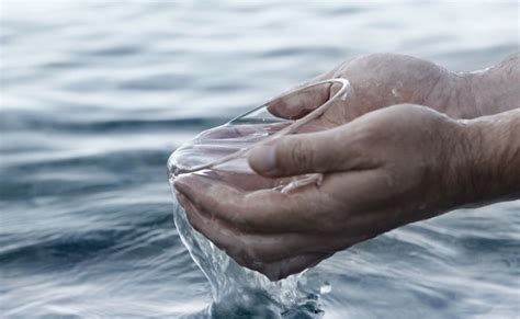 Как сделать соленую морскую воду пригодной для питья: лайфхак выживания