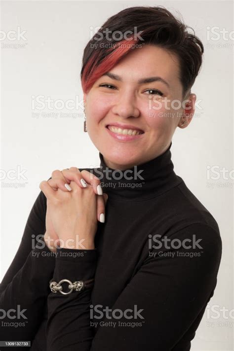 흰색 배경 카피 스페이스에 고립 된 미소 예쁜 젊은 성인 갈색 머리의 반 길이 의 초상화 갈색 머리에 대한 스톡 사진 및 기타 이미지 갈색 머리 건강한 생활방식 검은