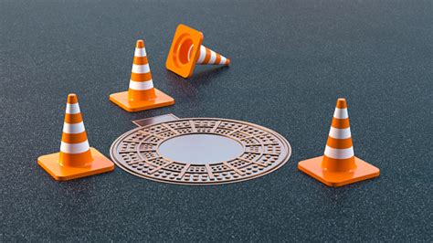 교통 원뿔 맨홀 뚜껑 도시 인프라 도로 유지 보수 안전 장비 주황색 및 흰색 줄무늬 원뿔 원형 금속 배수 덮개 아스팔트 배경 사실적 높은 디테일 산업 디자인의 3d 렌더링