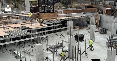 공사 중인 건물 주위에 서 있는 한 무리의 남자들 사진 Unsplash의 무료 미국 이미지