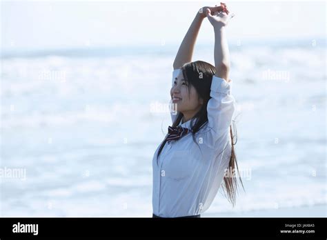 Jovencita japonesa en uniforme de una escuela secundaria por el mar Chiba Japón Fotografía de