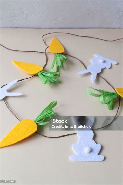 어떻게 펠트에서 자신의 손으로 토끼와 당근의 부활절 화환을 만드는 방법 단계별 명령입니다 0명에 대한 스톡 사진 및 기타 이미지