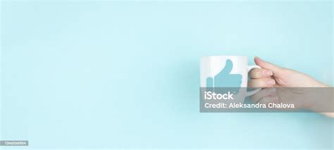 텀브 업 컨셉 소녀 손 손 텀브와 함께 아침 커피 컵을 잡고 공간을 복사합니다 파란색 배경입니다 통신 및 네트워크 개념 기호처럼 감정에 대한 스톡 사진 및 기타 이미지