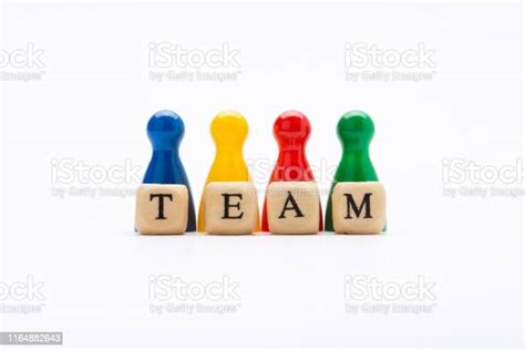 성공과 다양성의 개념으로 흰색 배경에 다양한 색상의 나무 블록과 폰에 단어 팀 결심에 대한 스톡 사진 및 기타 이미지 결심 사진 이미지 팀워크 Istock