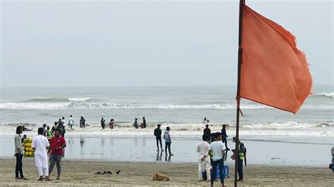 ঈদের দুপুরে বন্ধুদের সঙ্গে সৈকতে নেমে কিশোর নিখোঁজ
