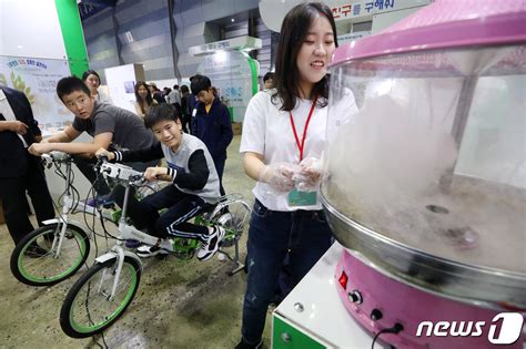 자전거 페달 밟아 전기로 솜사탕 만들기