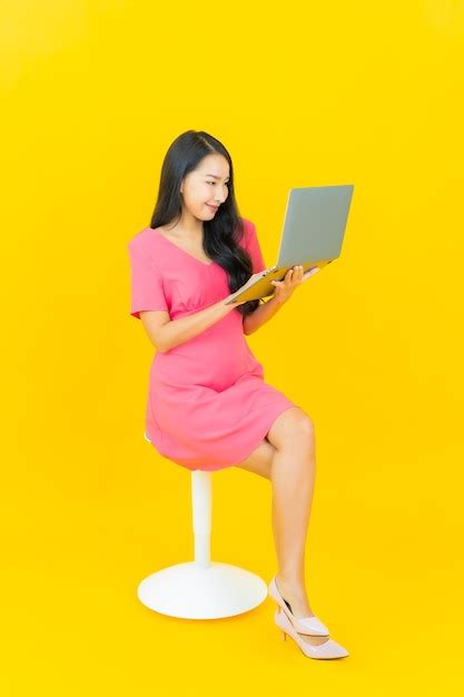 Porträt Schöne Junge Asiatische Frau Lächelt Mit Computer Laptop Auf