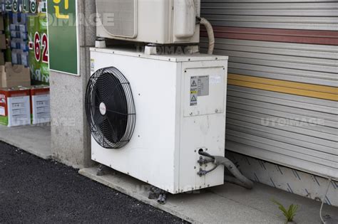 유토이미지 길가에 설치된 에어컨 실외기