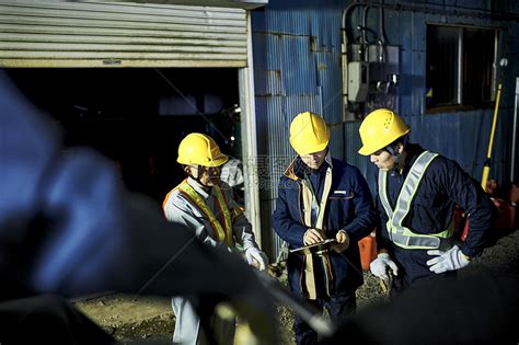 建筑施工现场夜间工人高清图片下载 正版图片502081076 摄图网