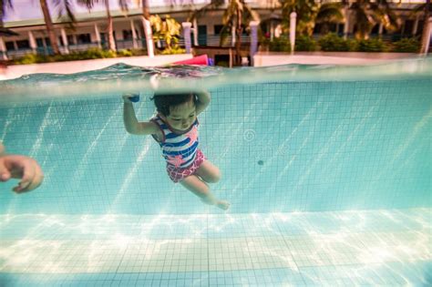 Un Ni O Peque O Con Traje De Ba O De Dibujos Animados Se Est Buceando Y Jugando En La Piscina