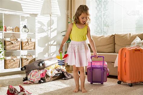 小女孩整理手提箱素材 花瓣网