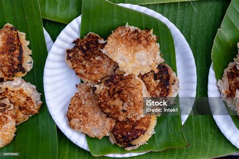 코코넛 쌀 팬케이크 코코넛 푸딩은 태국의 길거리 음식 시장에서 쌀가루와 코코넛 밀크로 만든 전통 태국 디저트 또는 달콤한 고기의