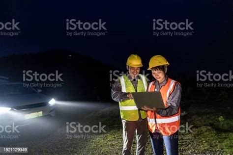 두 명의 남녀 엔지니어가 컴퓨터를 사용하여 야외 자동차 앞에서 야간 근무를 합니다 2명에 대한 스톡 사진 및 기타 이미지 2명 40 44세 개발 Istock
