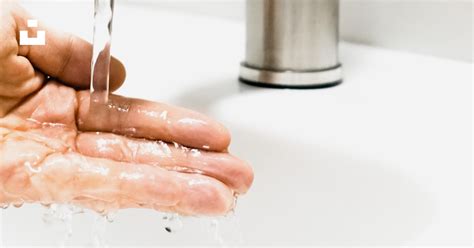 수도꼭지 아래에서 손을 씻는 사람 사진 Unsplash의 무료 웰빙 이미지