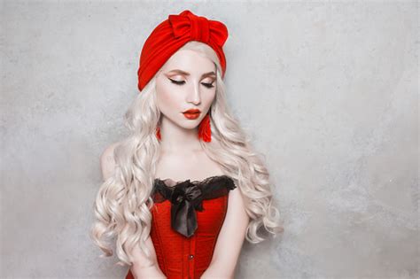 고급 스러운 금발 여자 아름 다운 긴 머리와 회색 배경에 빨간 터 번에 붉은 입술 Film Festival에 대한 스톡 사진 및 기타 이미지 Film Festival