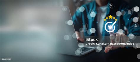 컴퓨터 작업을 하고 최고의 품질 보증 표준 보증 Iso 인증 및 표준 개념 제품 및 서비스에 대한 만족을 보여주는 사업가