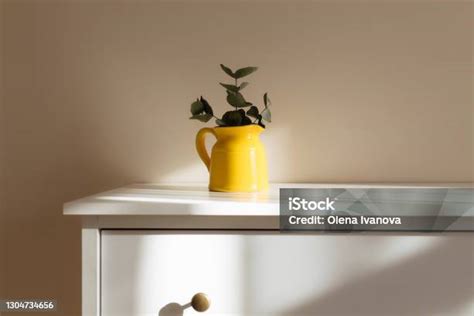 유칼립투스 가지 빈 흰색 사진 프레임노란색 세라믹 용기 또는 꽃병 가정 생활에 대한 스톡 사진 및 기타 이미지 가정 생활