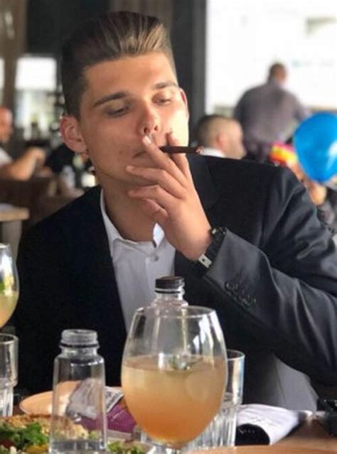 ИЗПУСНА МУ ЮЗДИТЕ Синът на Емануела пуши пред майка си СНИМКИ Информационна агенция ПИК