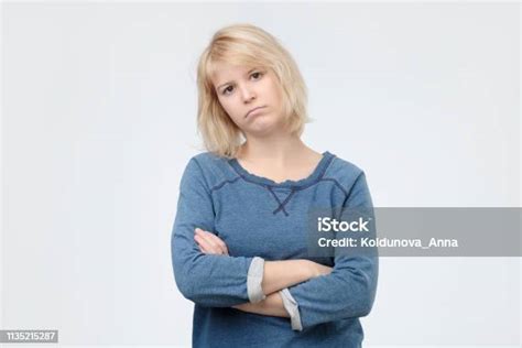 여 자가 그녀의 얼굴을 장난 치며 놀고 파란 긴 소매 스웨터를 입고 팔을 접어 유지 감정에 대한 스톡 사진 및 기타 이미지 감정 러시아 마음이 산란해진 Istock